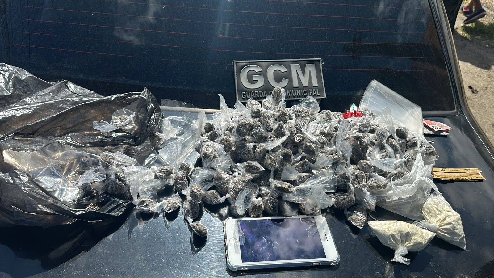Trio é Preso E Uma Adolescente é Apreendida Transportando Drogas Dentro