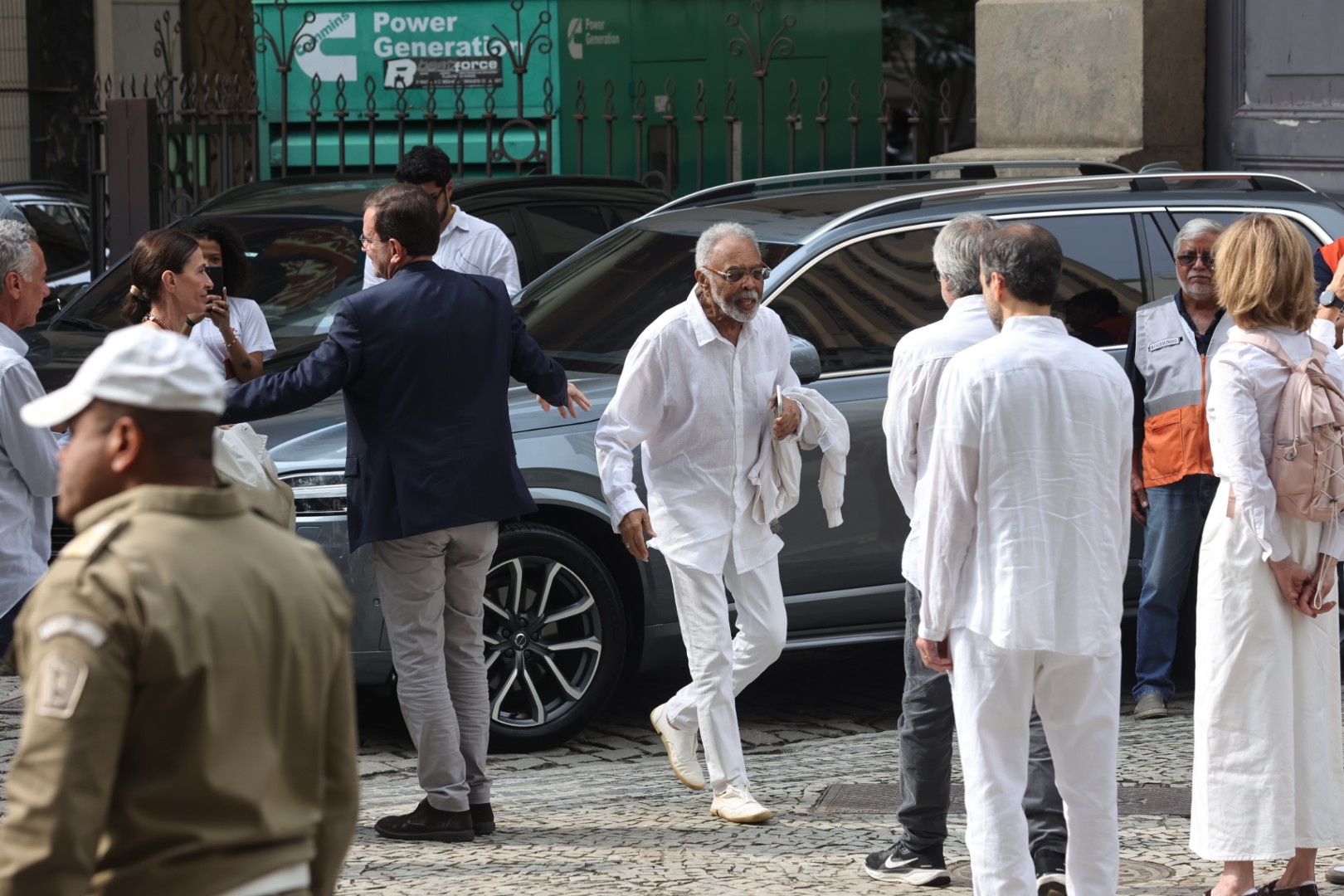 Gilberto Gil comove ao se despedir de Preta Gil com beijo na testa ...