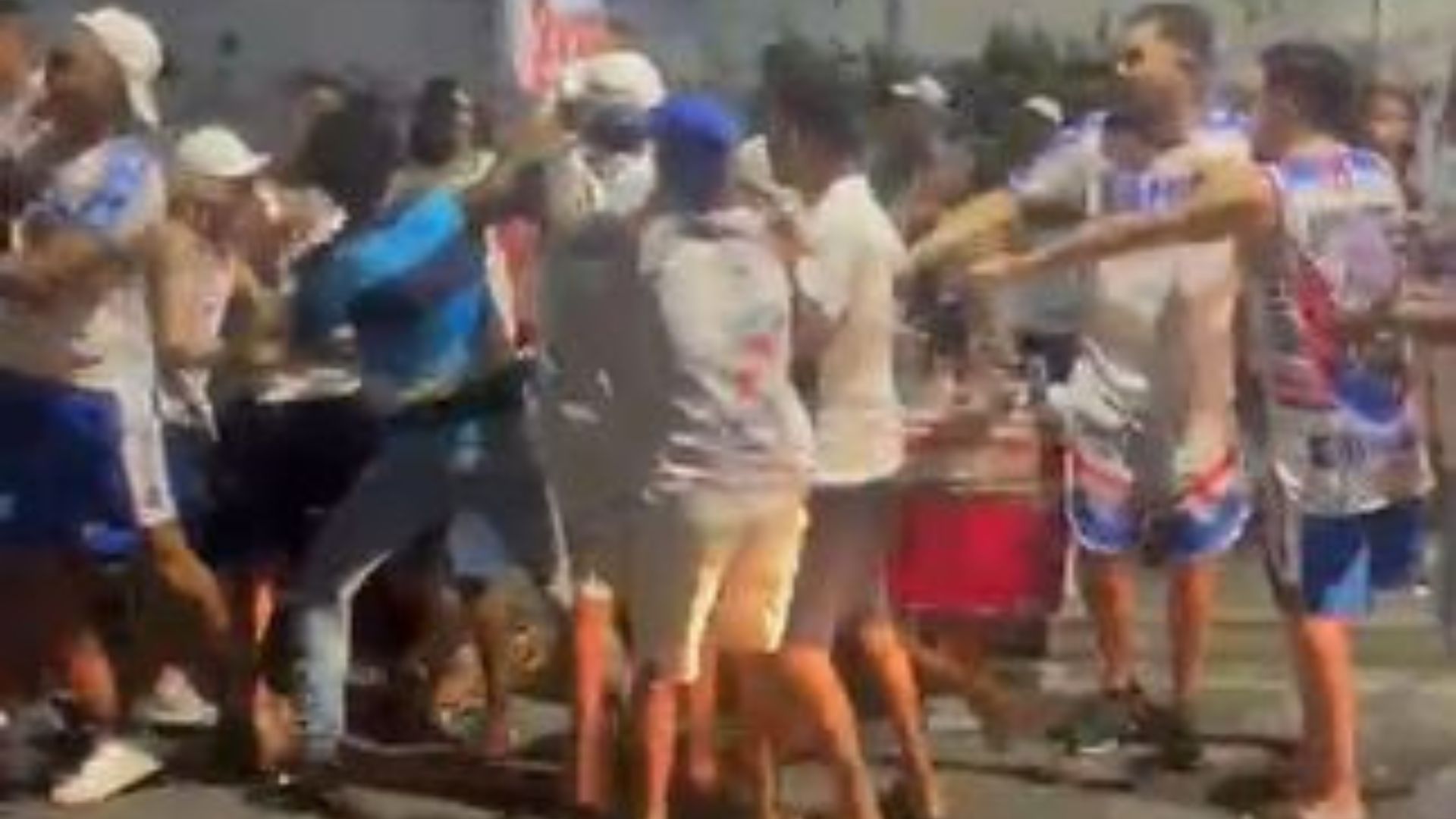 Briga de torcida organizada toma conta dos arredores da Fonte Nova ...