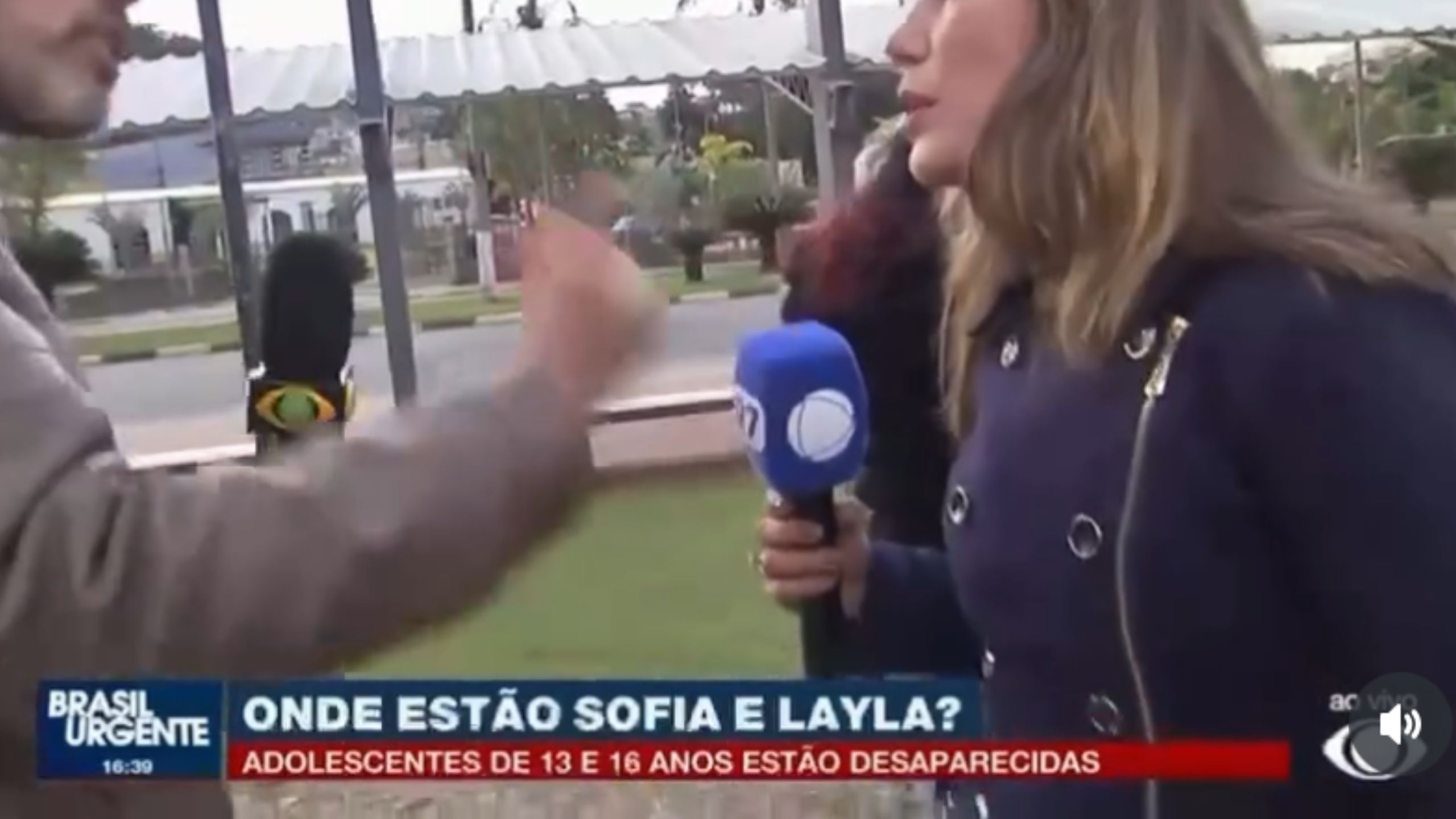 Repórter da Record é empurrada por colega da Band durante transmissão ...