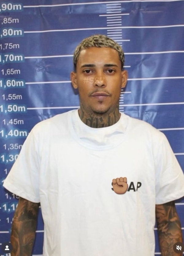 Poze do Rodo publica foto com uniforme de detento na prisão de Bangu; veja