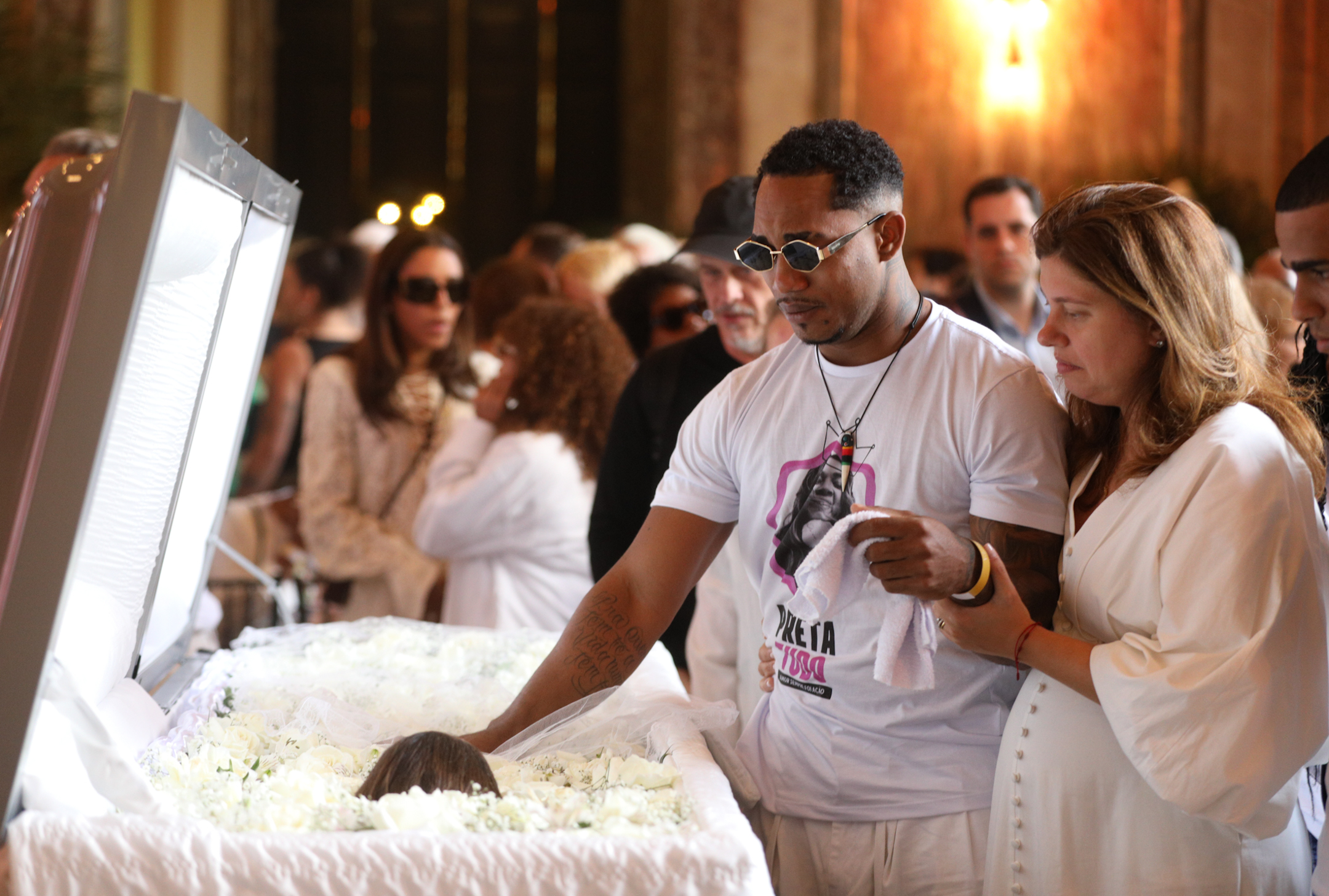 Famosos e familiares chegam ao velório de Preta Gil no Theatro ...