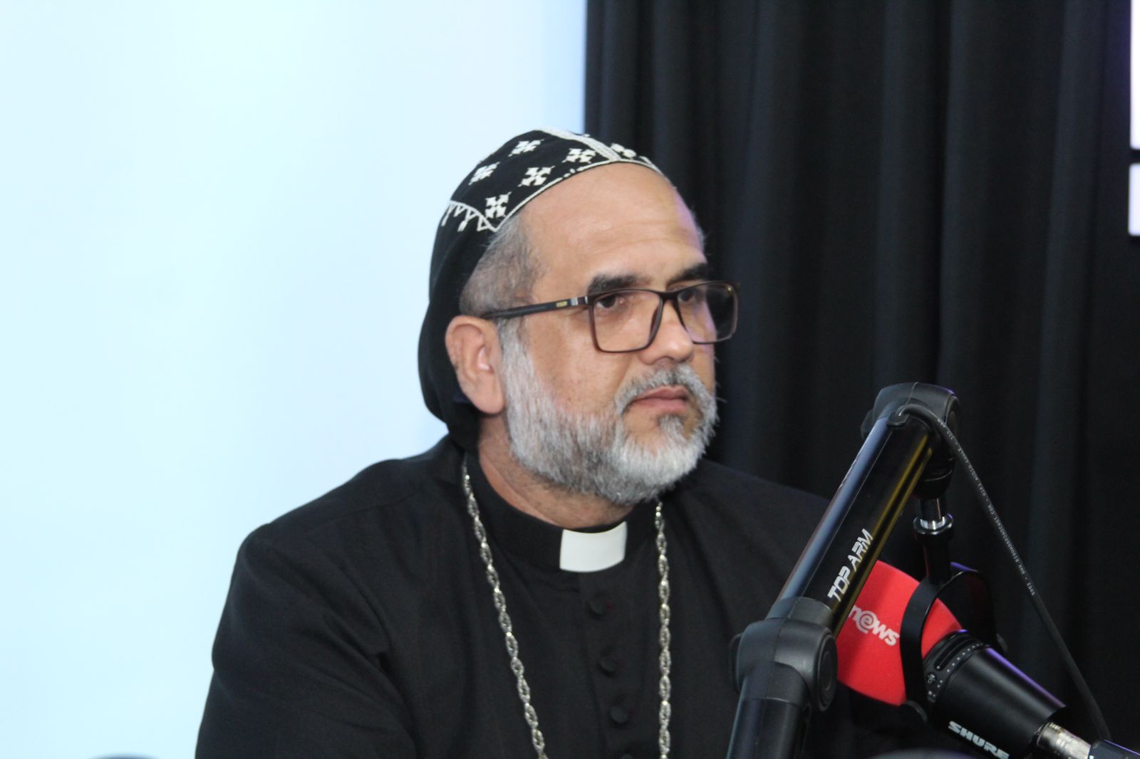 Padre Kelmon se exalta ao ser questionado se é realmente padre: 'não ...