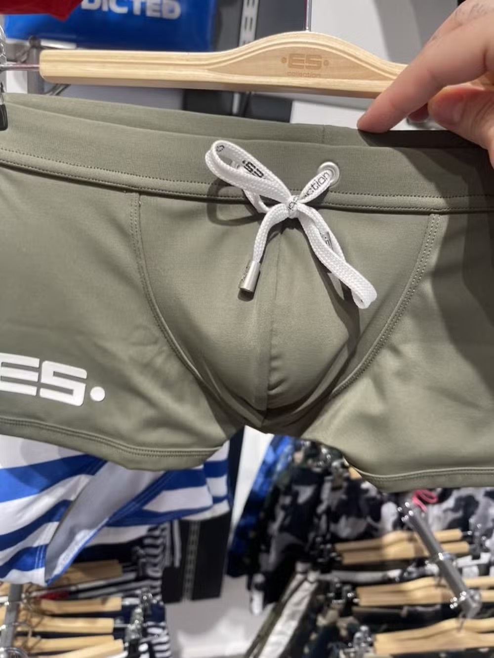 Ex-ator da Disney chama atenção com volume na sunga e tem segredo ...