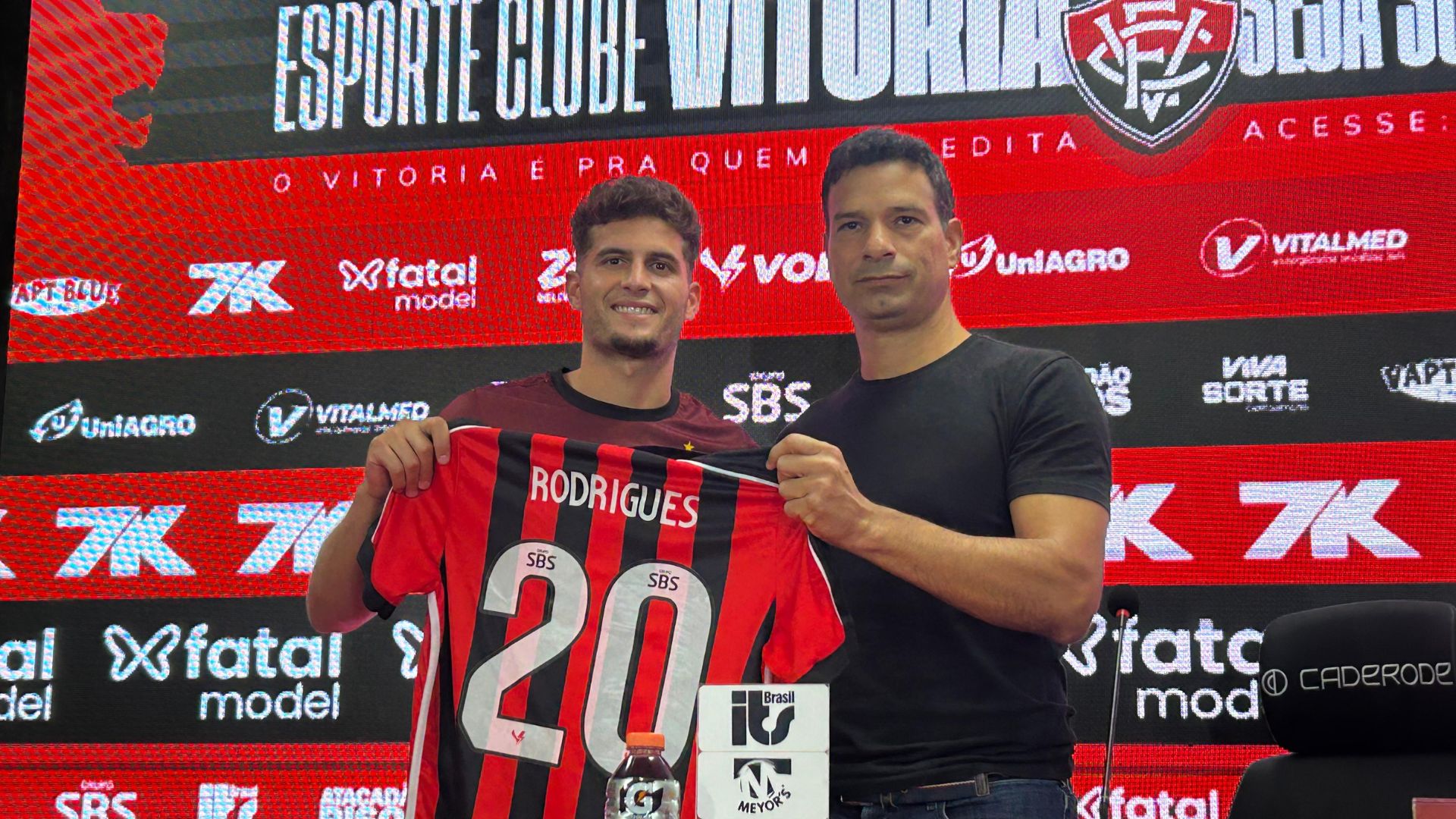 Apresentado, novo reforço do Vitória destaca conexão Brasil-Portugal ...