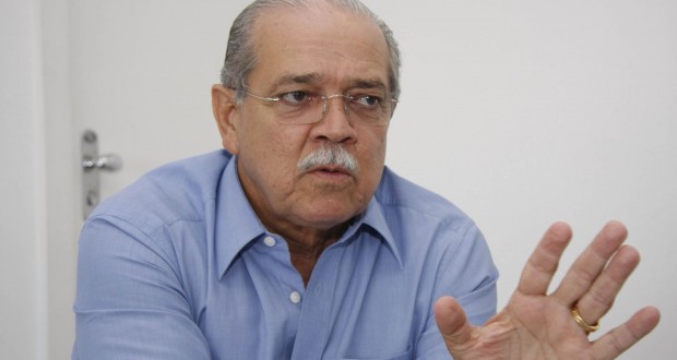 Após sair de ministério, César Borges curte jogo em Brasília, diz colunista