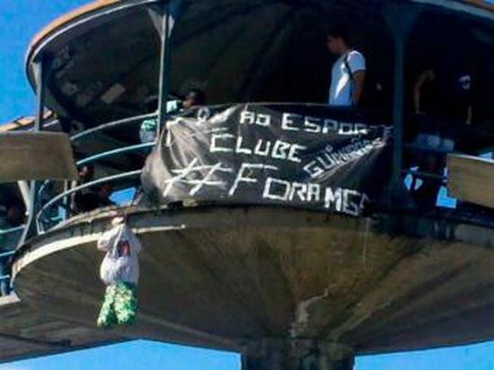 Torcedores ‘enforcam’ boneco de Marcelinho em passarela do Iguatemi