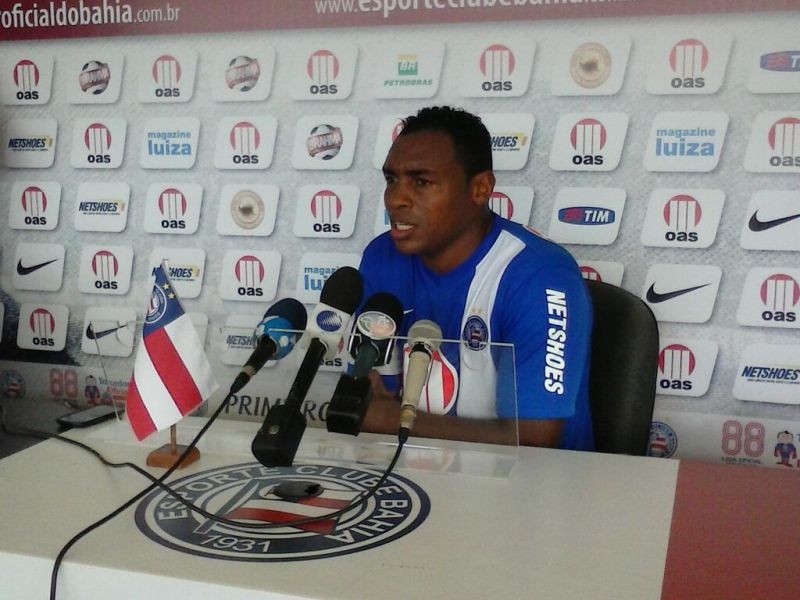 Obina implora que torcida jogue com time e deixe mágoa de lado