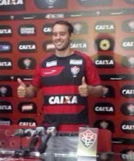 Zagueiro Rodrigo Defendi é apresentado no Vitória