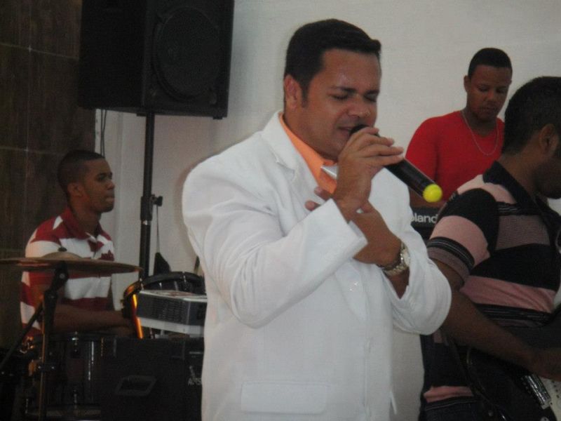 Após polêmica com ex-esposa e PM, cantor Marcio Moreno está desaparecido