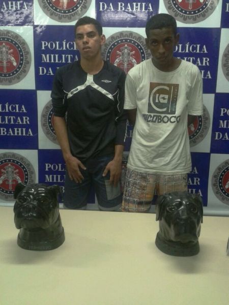 Dupla é presa com carro roubado no IAPI Dupla é presa com carro roubado no IAPI