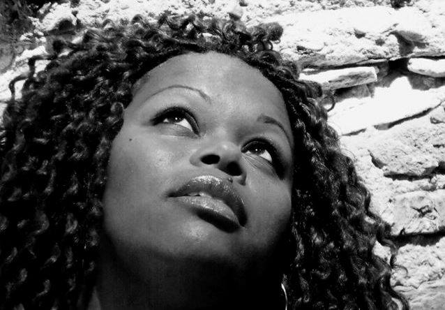 Em show gratuito, Carla Lis apresenta novo projeto de carreira solo