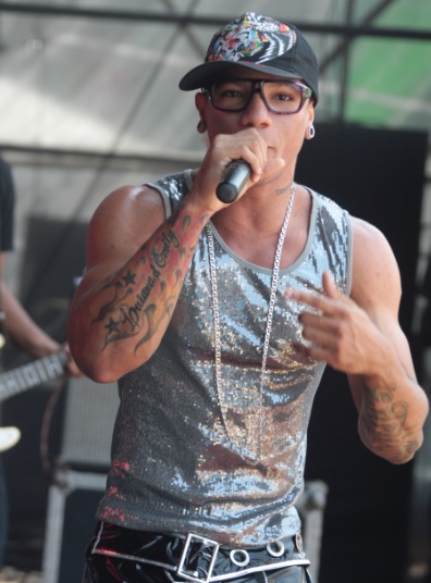 Edcity abre o Muquiverão 2011 e chama o público para o palco