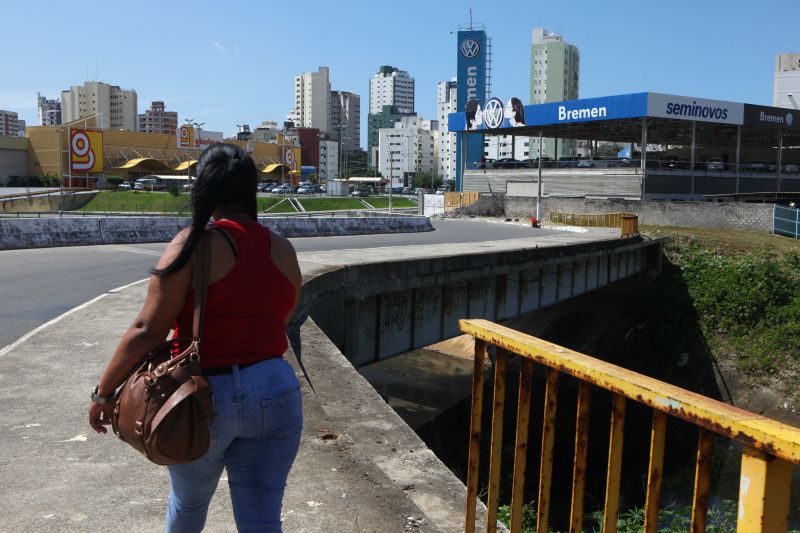 Prefeitura manda tirar grade de proteção em ponte e protela serviço