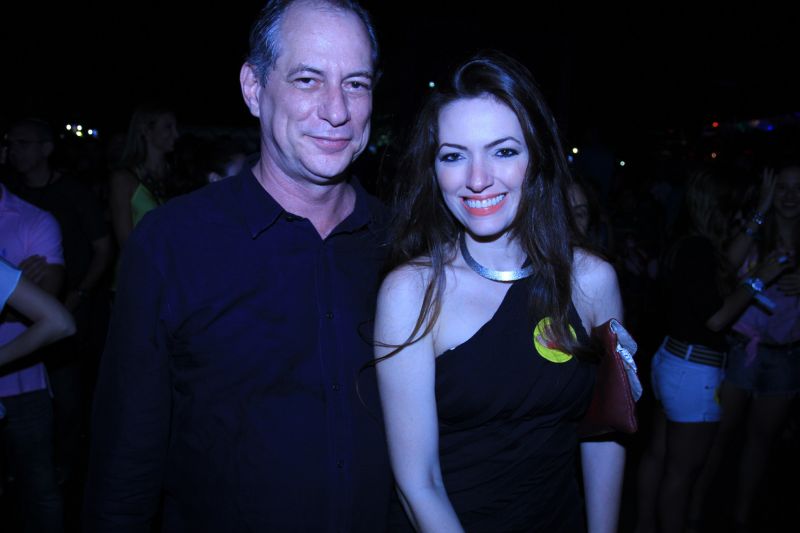 Ciro Gomes aparece ao lado de morena em show