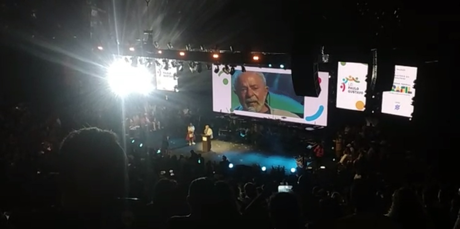 Lula se emociona no palco da Concha: 'cultura pode ajudar o povo a ...