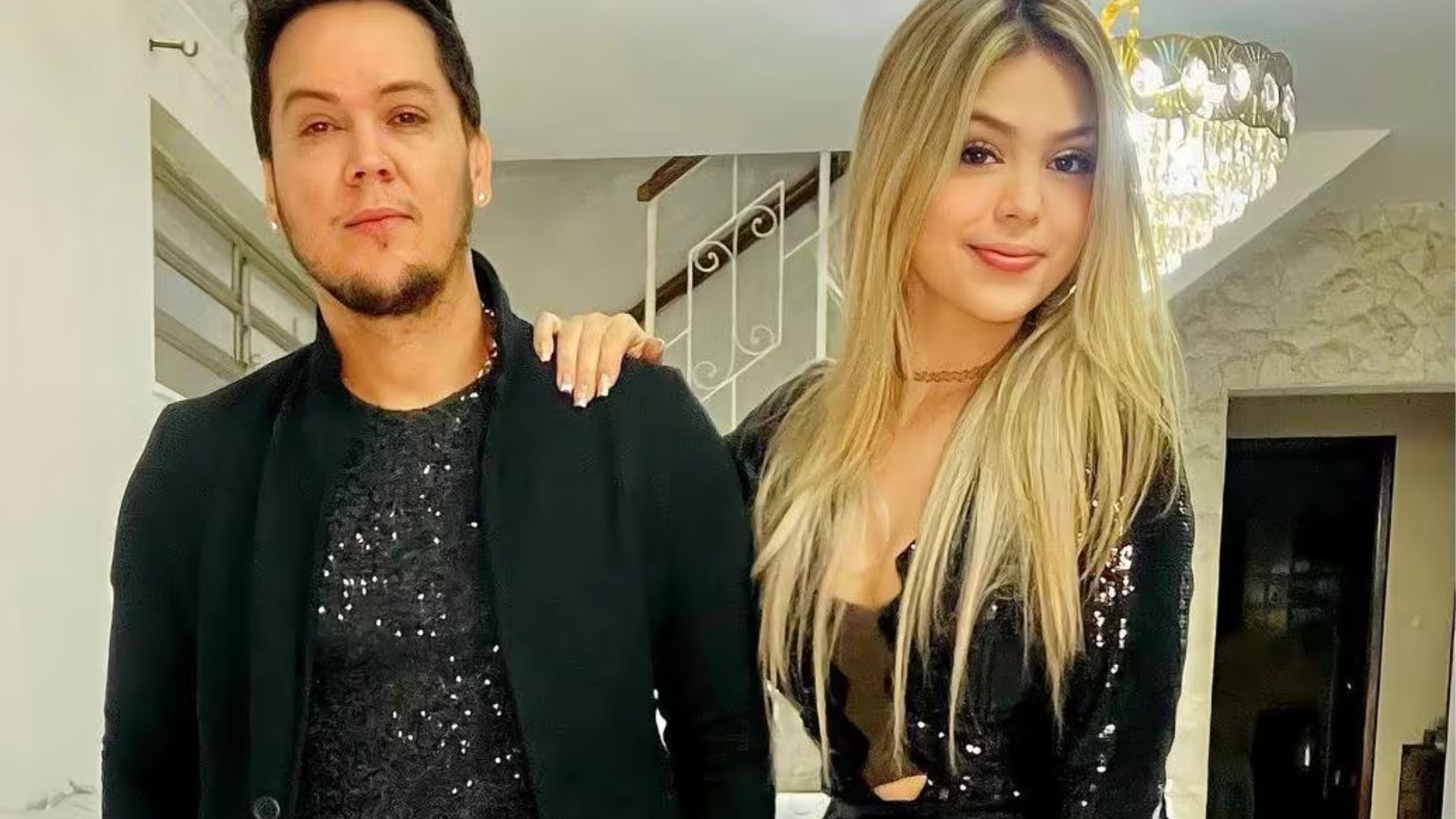 Pai de MC Melody é esculachado após ostentar dólares em jatinho; veja ...