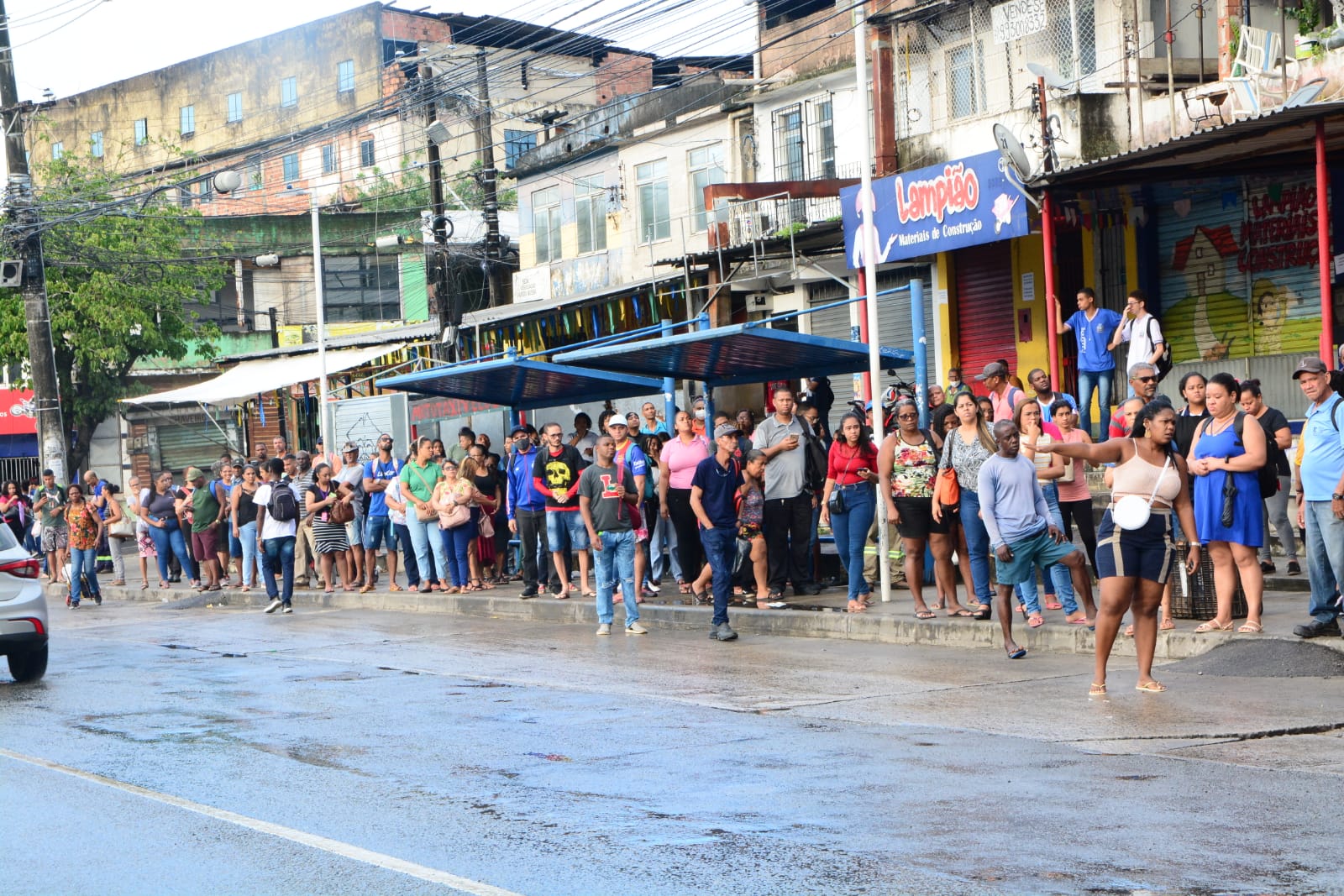 Pontos de ônibus lotados: Rodoviários liberam saída de coletivos em ... Pontos de ônibus lotados: Rodoviários liberam saída de coletivos em ...