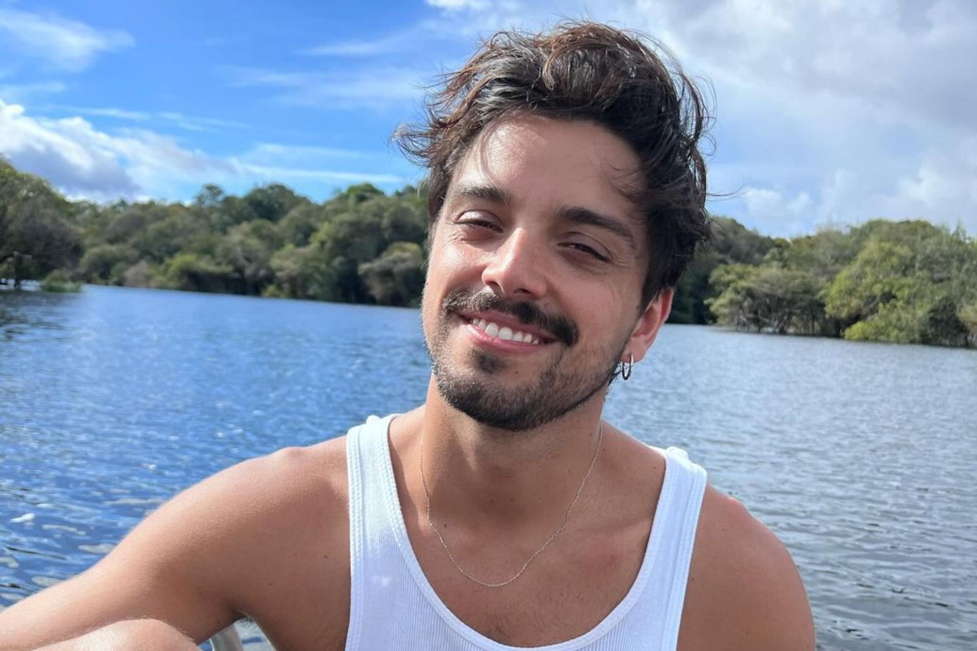 Rodrigo Simas compartilha ensaio seminu e causa alvoroço na web; confira