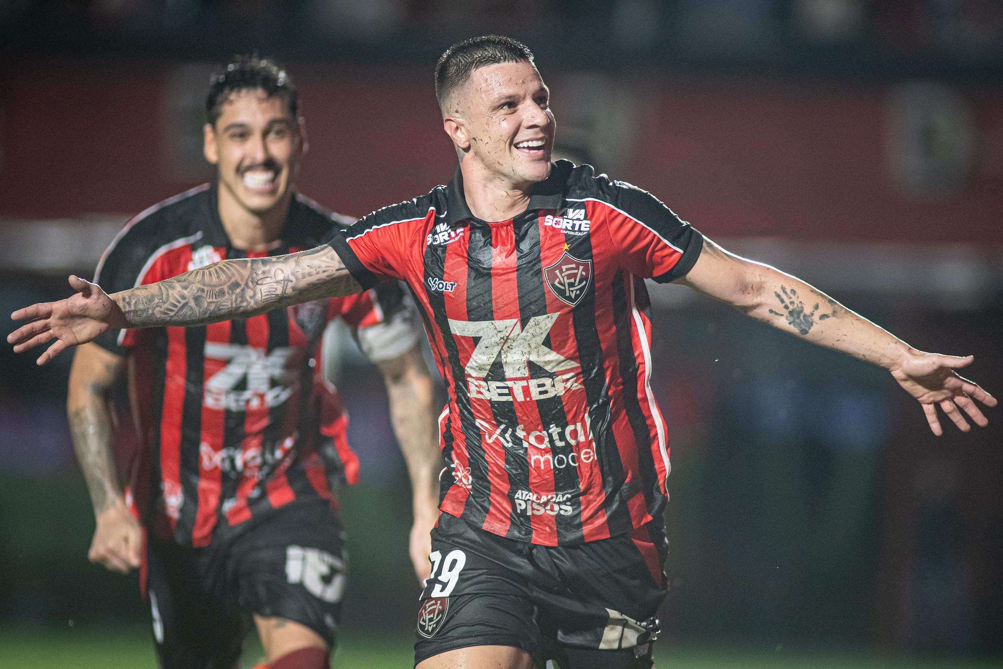 Autor de dois gols, Renato Kayser celebra estreia apoteótica pelo Vitória: “Valeu a pena”