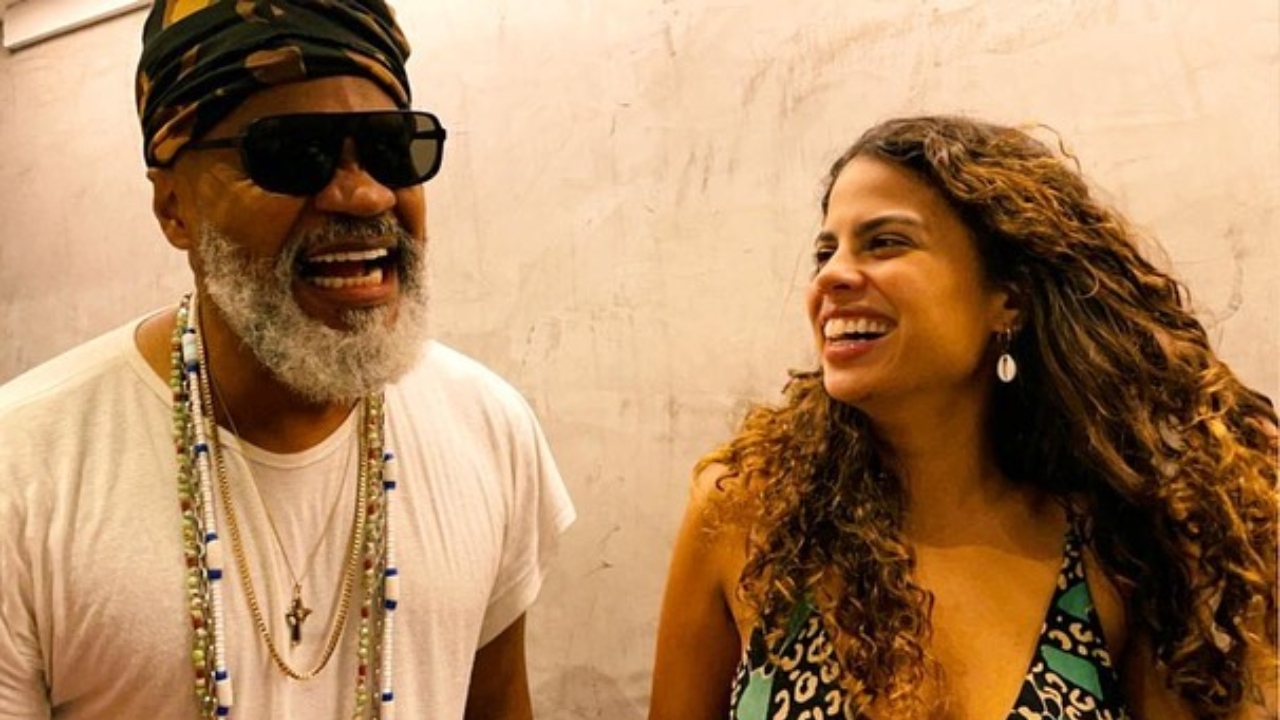 Carlinhos Brown agradece influência de atriz da Globo na carreira da filha