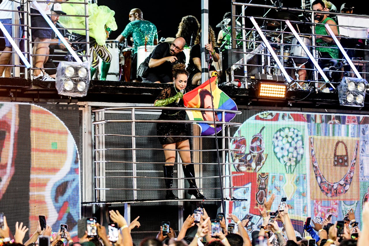 Daniela Mercury coloca Oscar em cima de trio em homenagem a Fernanda Torres