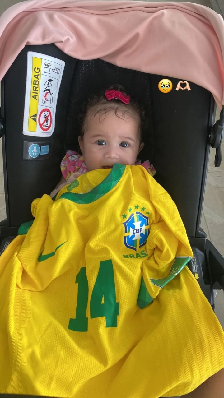 Paz selada! Karoline Lima cobre filha com camisa de Éder Militão ... Paz selada! Karoline Lima cobre filha com camisa de Éder Militão ...