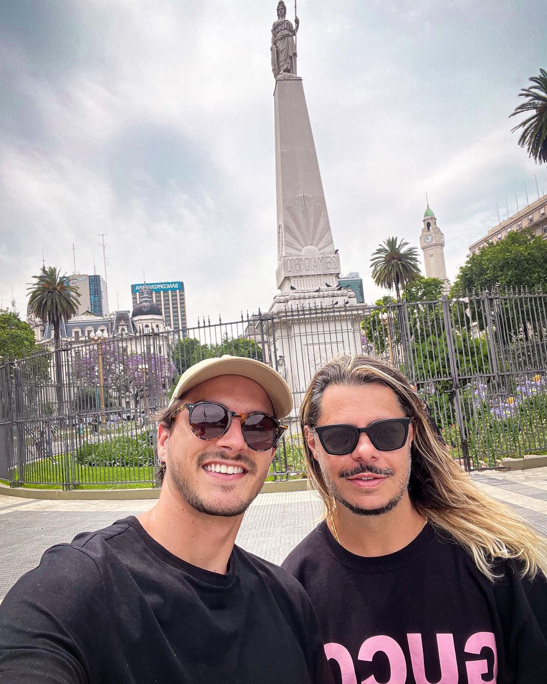 Humorista famoso assume relacionamento com modelo 19 anos mais jovem; veja clique