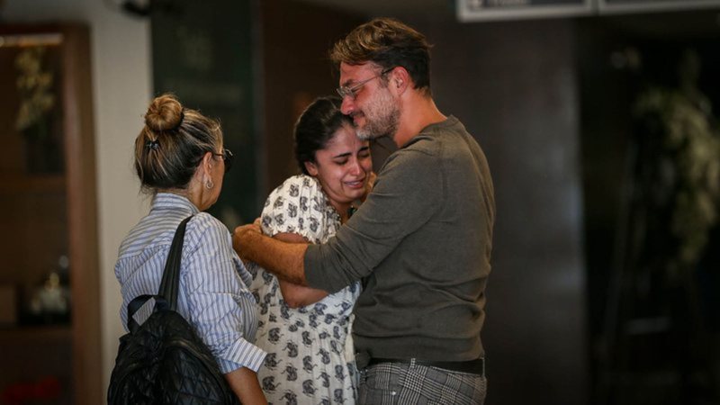 Aos prantos, viúva de Erasmo Carlos é consolada durante velório do cantor Aos prantos, viúva de Erasmo Carlos é consolada durante velório do cantor