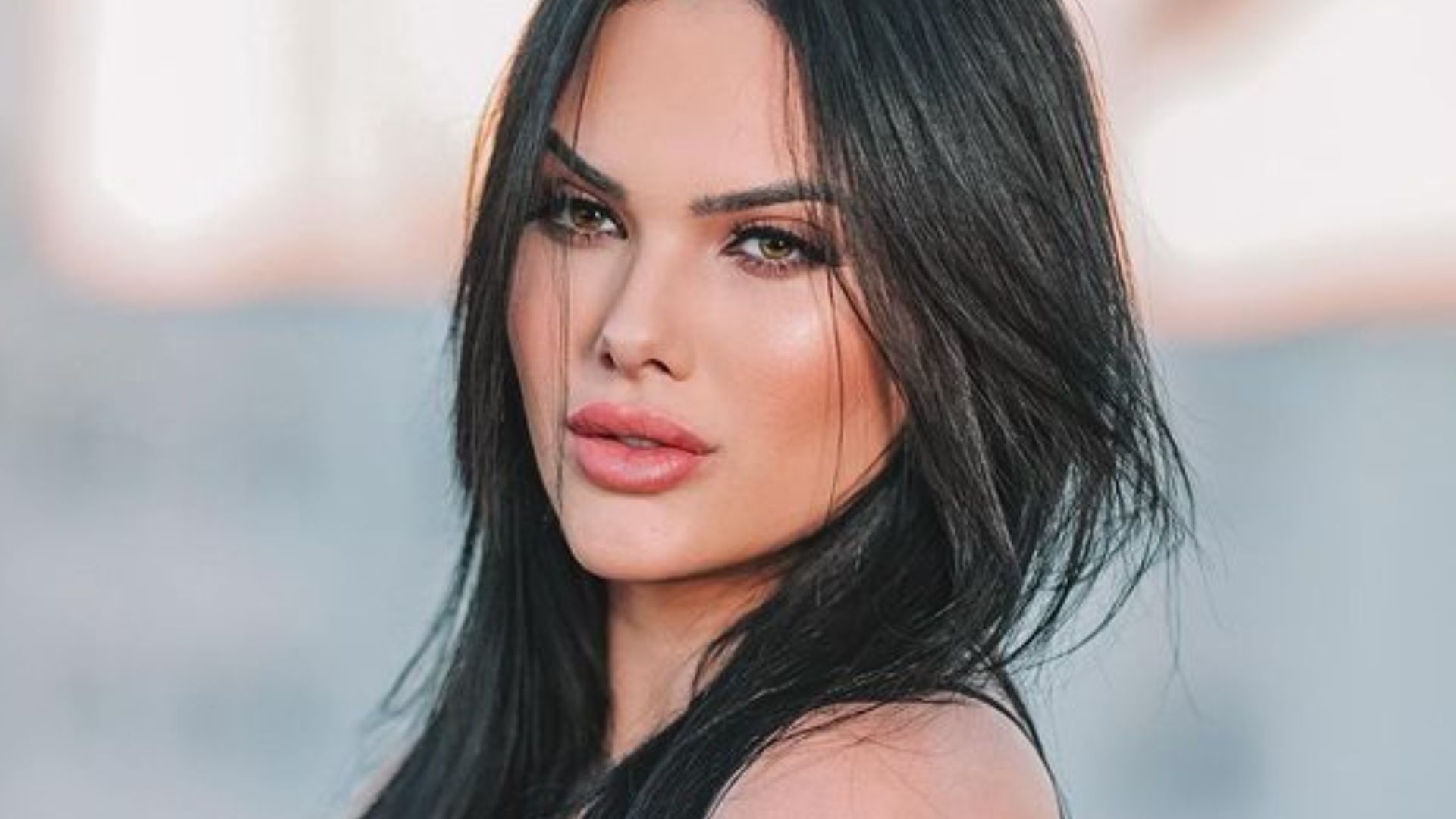 Vídeo: Emily Garcia sai na mão em festa e apanha de influenciador