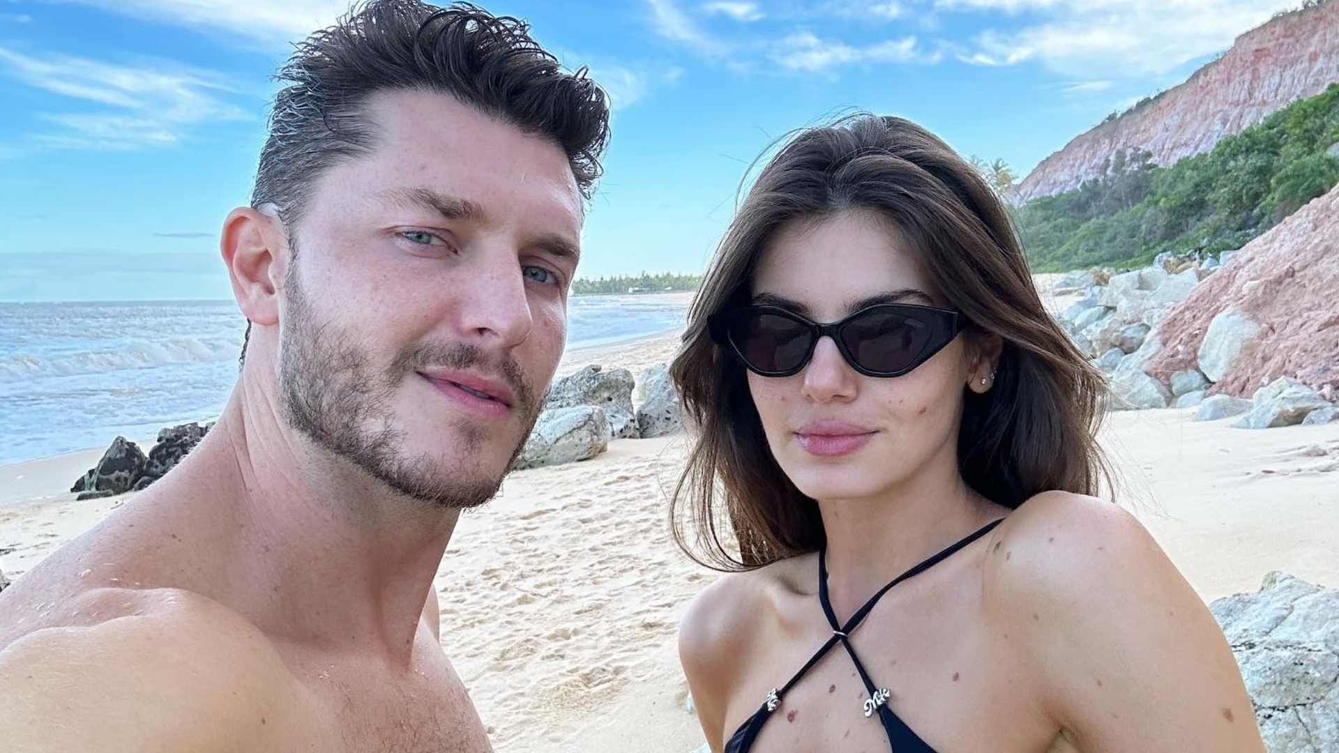 Camila Queiroz e Klebber Toledo curtem final de semana na Bahia; veja fotos