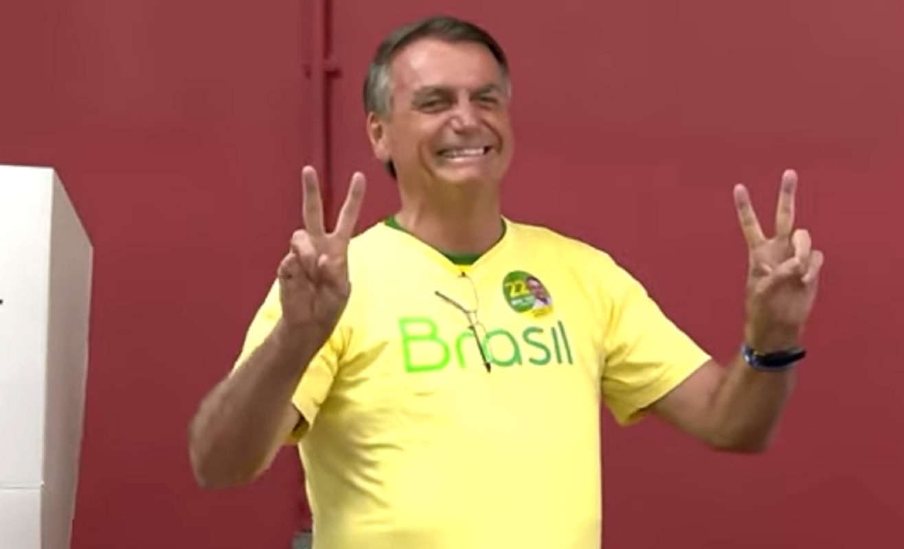 Em silêncio, Bolsonaro sai de casa em carro oficial; VEJA VÍDEO Em silêncio, Bolsonaro sai de casa em carro oficial; VEJA VÍDEO