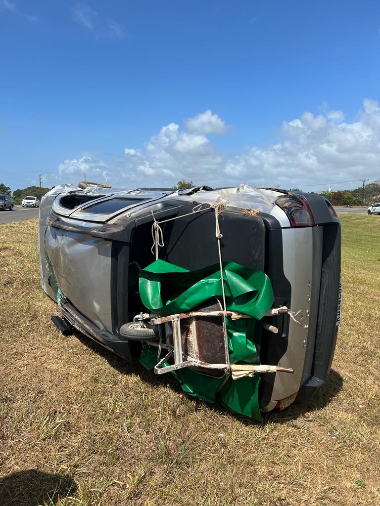 Carro capota na Linha Verde e motorista sai ileso; veja vídeo