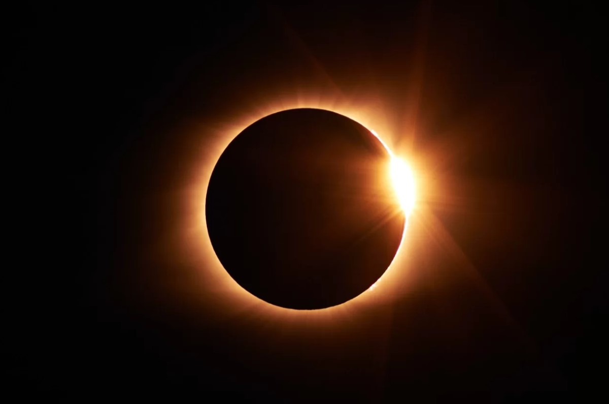 Assista ao eclipse solar anular ao vivo; fenômeno já é visto na Bahia e no Brasil