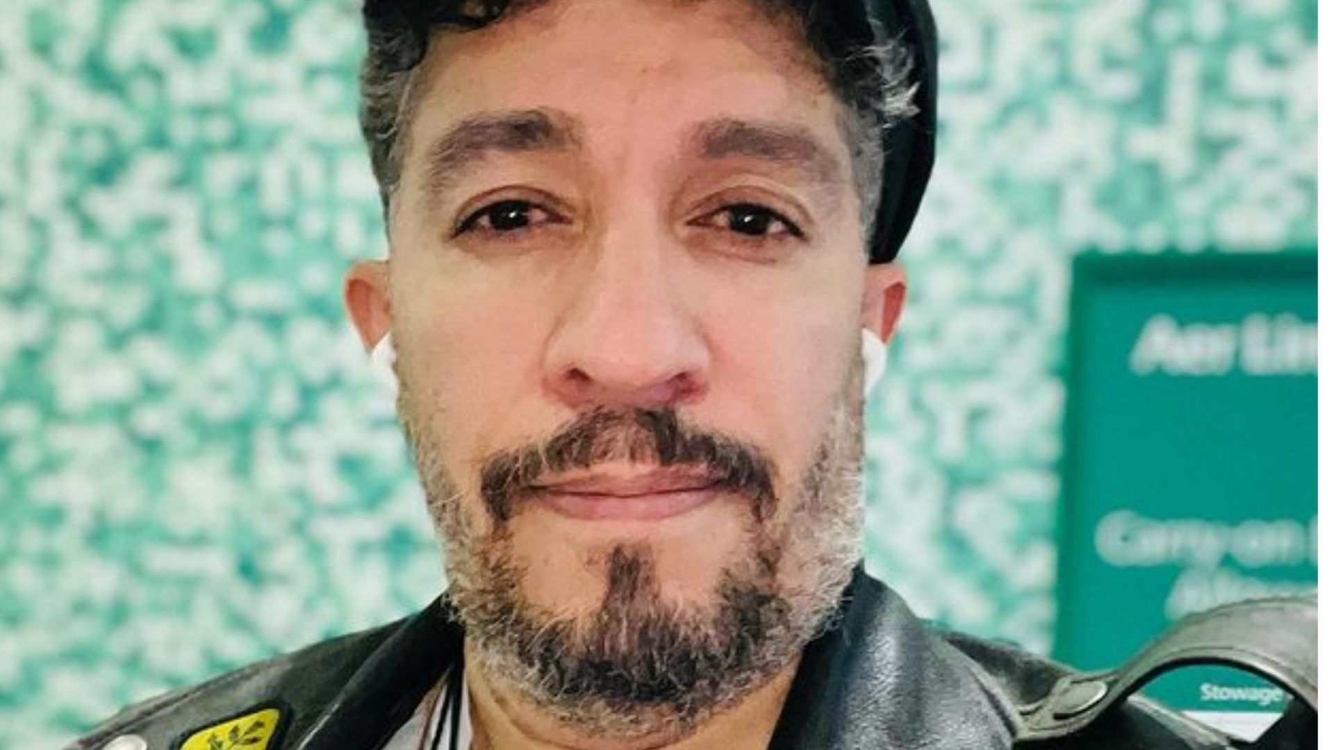 Jean Wyllys 'biscoita' para se promover e quase mostra tudo; veja clique