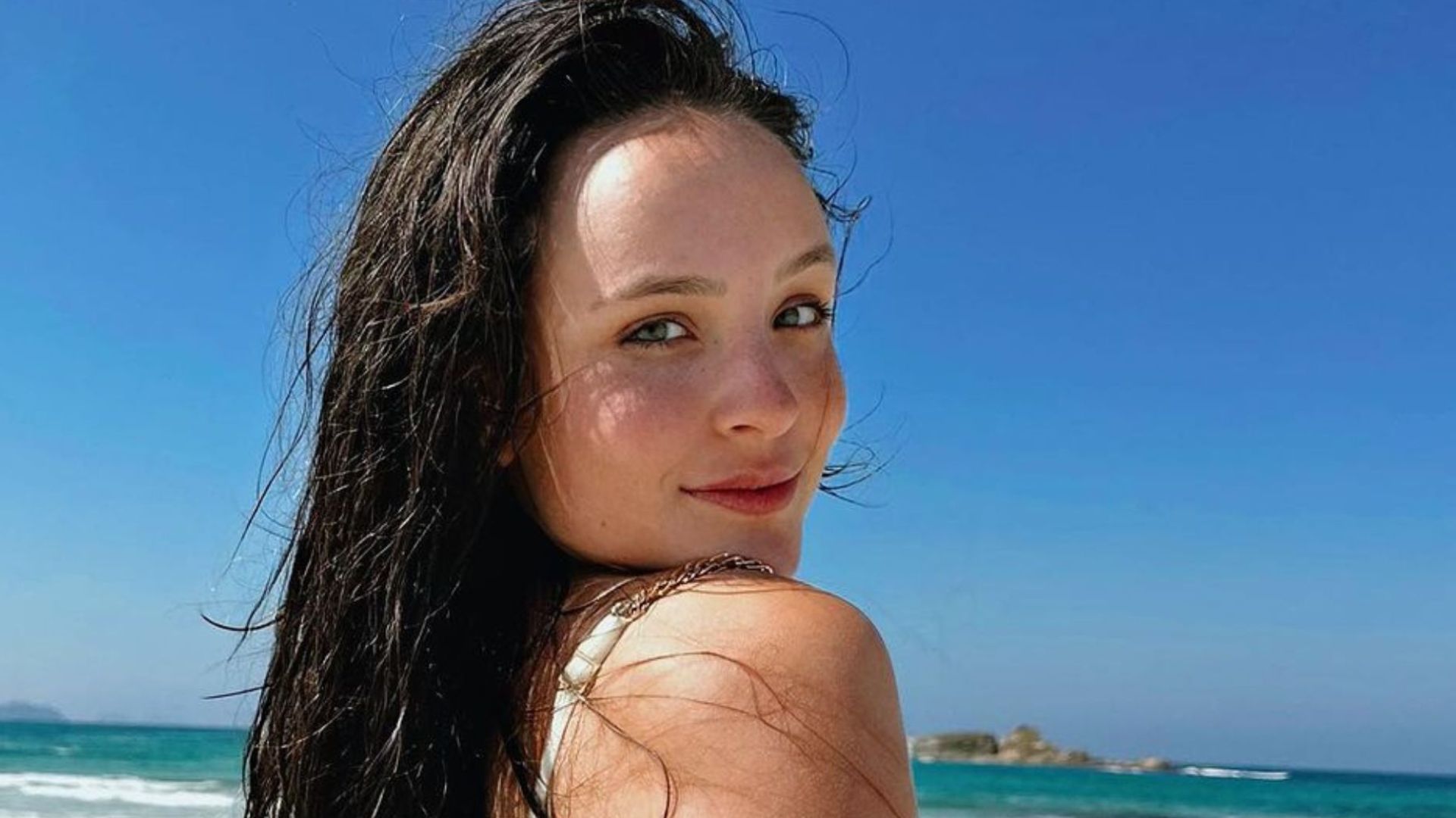 Larissa Manoela causa alvoroço ao fazer topless na web; veja foto
