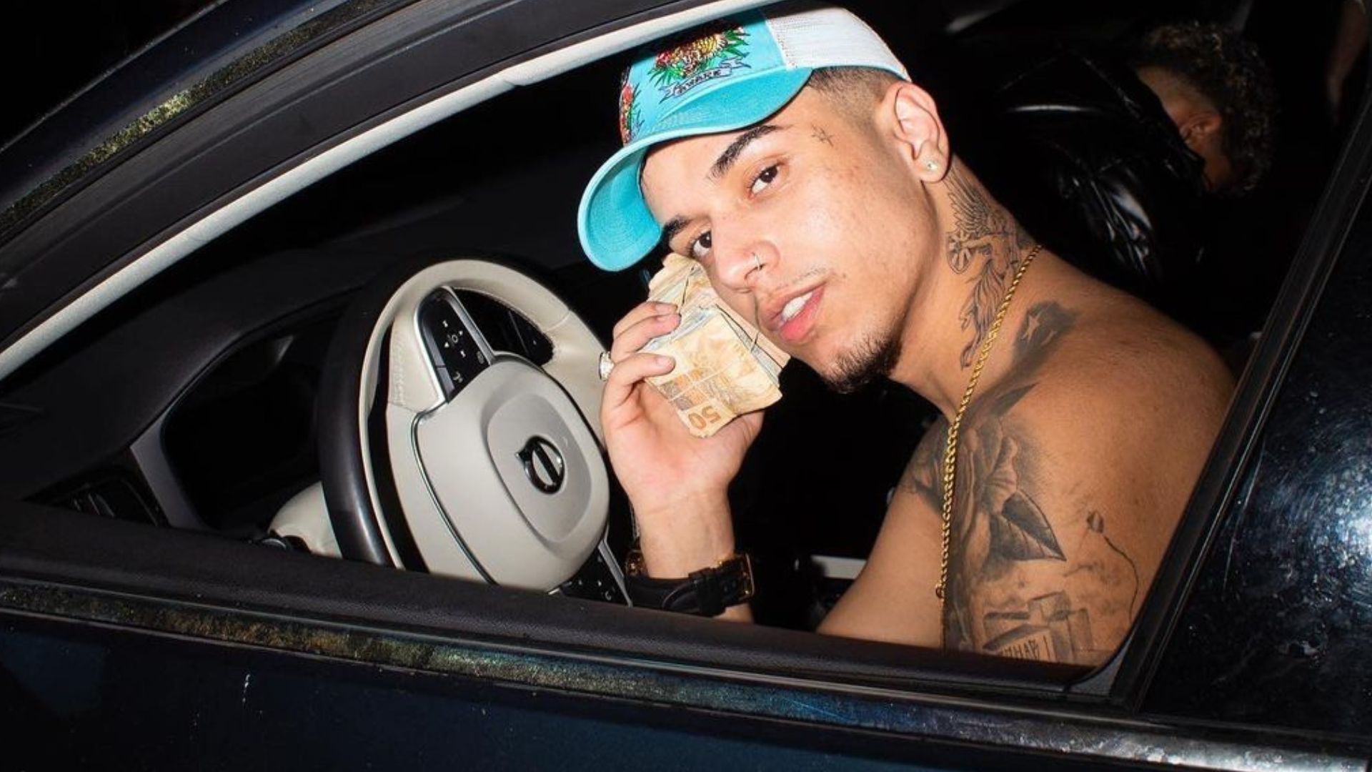 VÍDEO: Rapper Veigh se irrita e xinga fã durante evento