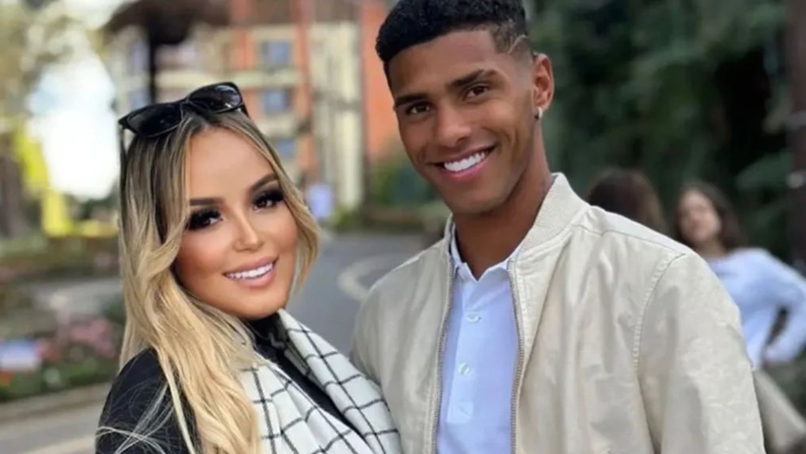 Influenciadora traiu jogador brasileiro com entregador de delivery, saiba detalhes