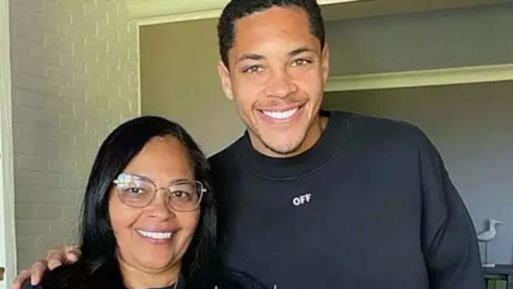 Vitor Roque faz homenagem à mãe após chamá-la de “vagabunda” em áudios ...